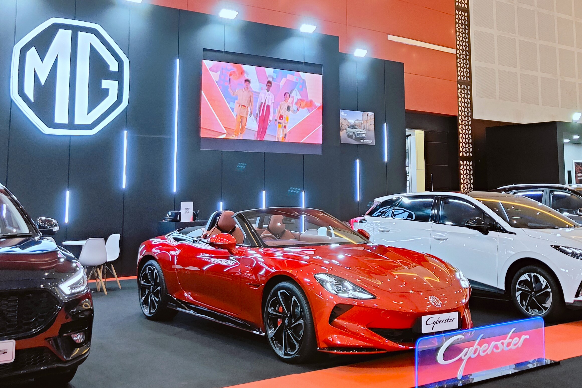 Mobil Listrik MG Cyberster Tampil Perdana di GIIAS Surabaya 2024
