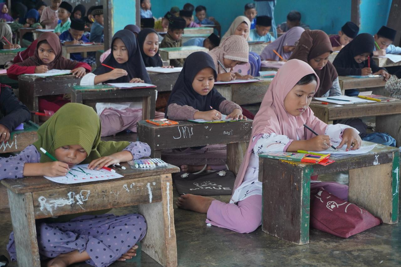 Kebersamaan dan Semangat Kemerdekaan, KKN-PPM Kemilau Riau di Desa Rawa ...