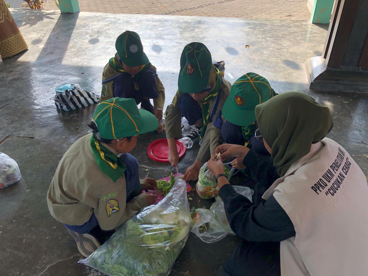 Mengasah Kepedulian Lingkungan dengan Kegiatan Edukasi dan Praktik Eco Enzyme bersama Siswa SD ...