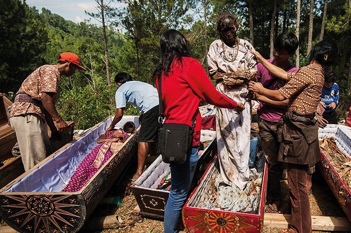 Tradisi Ma’nene, Ritual Mistis Pembersihan Mayat Leluhur dari Tanah Toraja