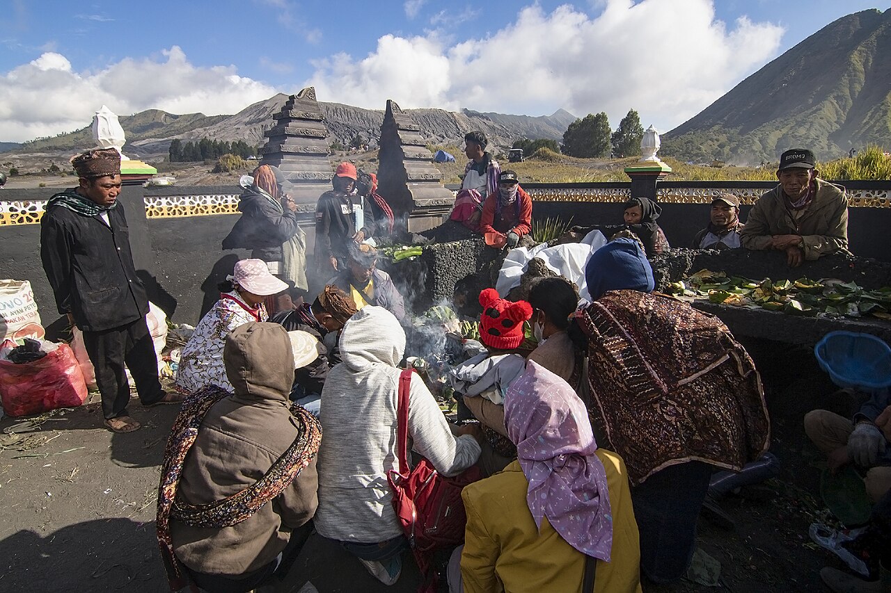Menyimak Asal Usul dan Kehidupan Suku Tengger