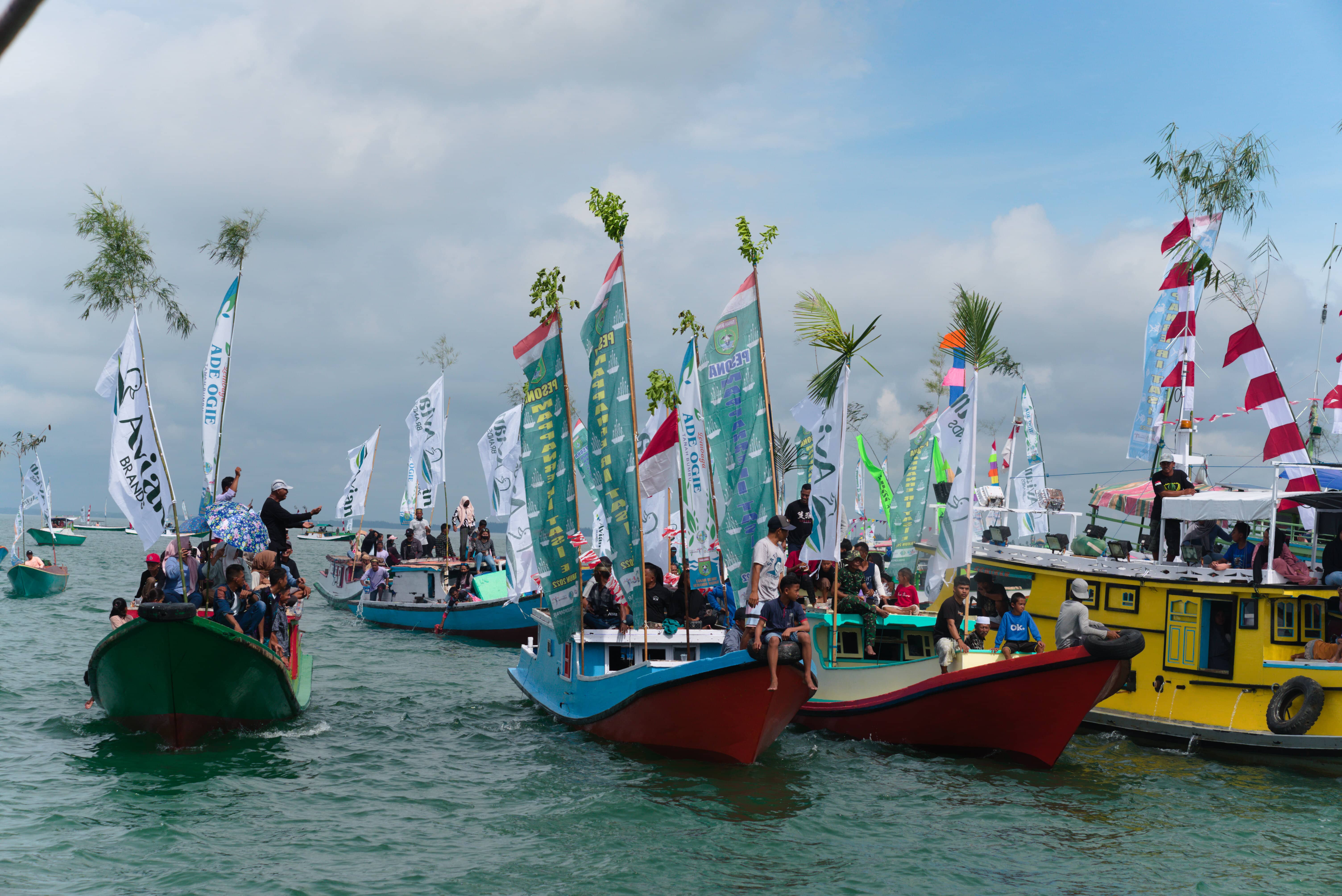 Menelusuri Tradisi Unik Makan di Laut, Perayaan Tahunan Suku Bugis Pagatan